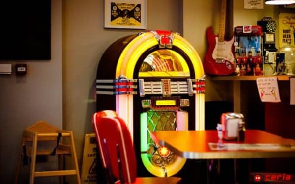 Comparatif des meilleurs jukeboxes : Modèles, Prix, Fonctionnalités et ...